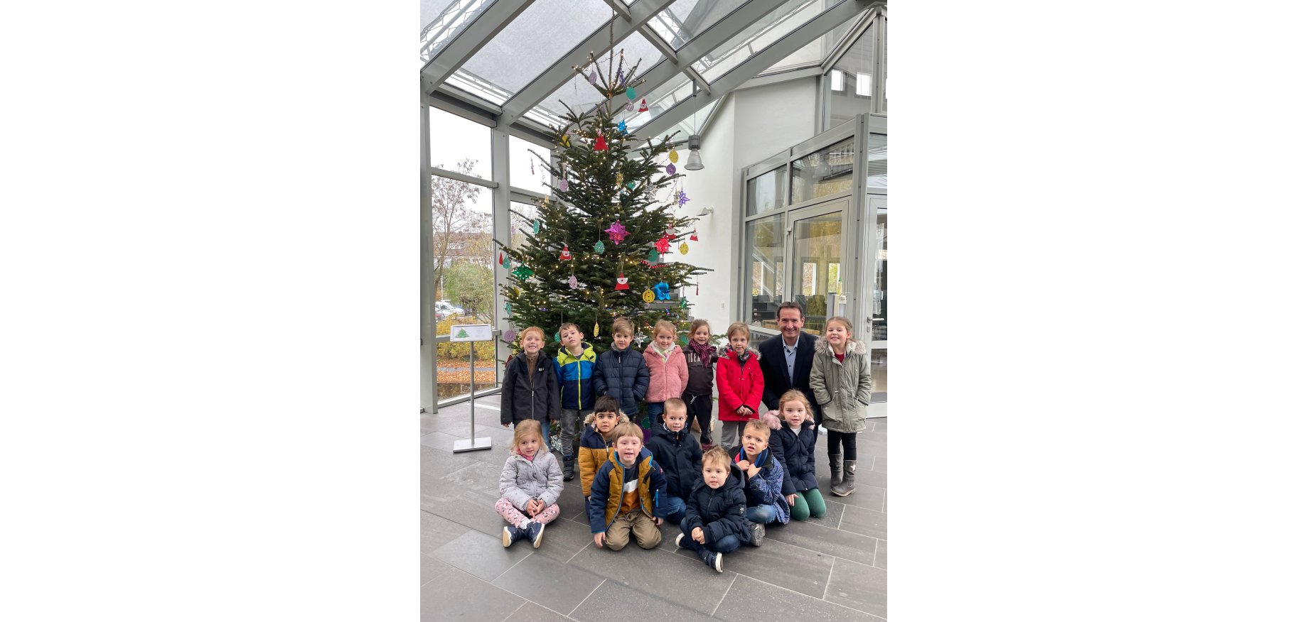 Märchenwald-Kita-Kinder sorgen für weihnachtlichen Glanz im Rathaus ...